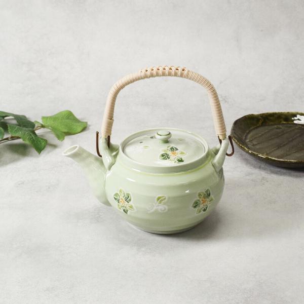 商品説明草木の葉を思わせる淡いグリーンの急須。シンプルな形状ながら、たっぷりとした610ccの容量で、4〜5人用に最適です。和食やアジアン、中華料理のテーブルに自然に溶け込み、上品な雰囲気を演出します。ファミリーでの団らんや、来客時のもてな...