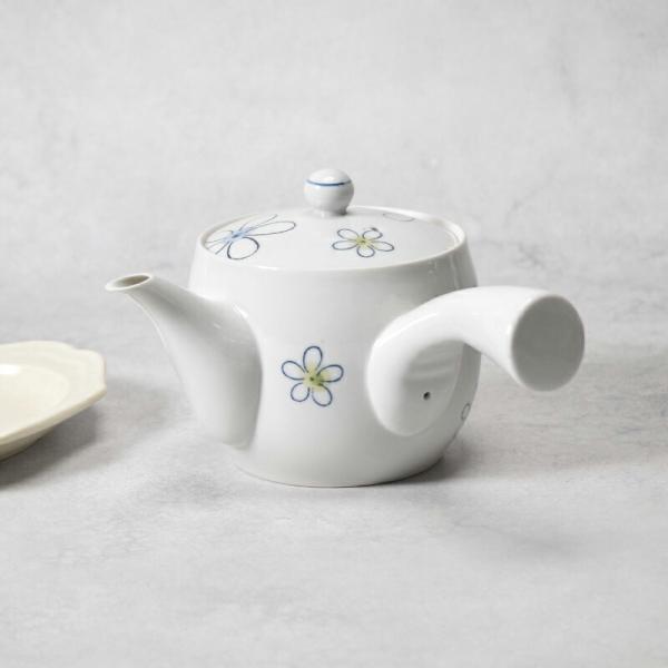 商品説明2〜3人分サイズの急須は、家族や友人とのお茶の時間にぴったりです。商品詳細サイズ／内径7.1×17.7（持ち手含む）×高さ9.8cm重さ／約287g容量／約410cc（満水）素材／磁器質感／つややか生産地／タイ食洗機可電子レンジ・オ...