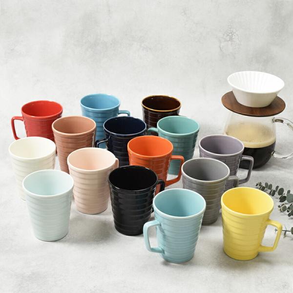 商品説明全15色から、お好きなカラーを選べるマグカップ。軽くて使いやすく、なめらかな質感が魅力の磁器製。サイズ／口径8×10（持ち手含む）×高さ9.2cm重さ／約170g容量／約270cc（満水）素材／磁器質感／つややか生産地／日本（美濃焼...