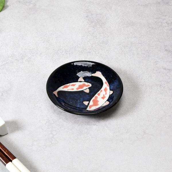 商品説明和の美を感じさせる錦鯉のデザインが、食卓に上品なアクセントを加えます。小皿サイズのこちらのお皿は、しょうゆ皿、漬け物皿、薬味皿に最適です。存在感のある和食器として、おもてなしやお祝いの席の料理を引き立て、特別なひとときを演出します。...