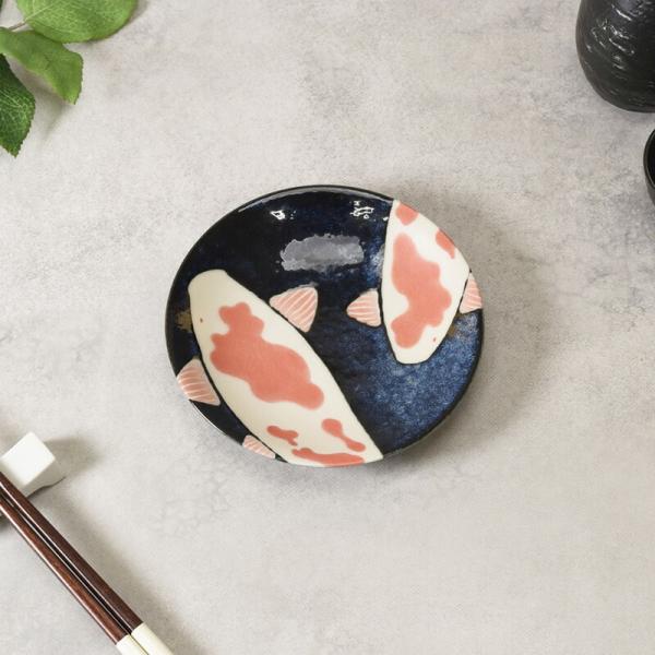 商品説明和の美を感じさせる錦鯉のデザインが、食卓に上品なアクセントを加えます。中皿サイズのこちらのお皿は、取り皿以外にも、副菜皿にも最適です。商品詳細サイズ／直径13.6×高さ2.3cm重さ／約121g素材／磁器質感／つややか生産地／日本(...