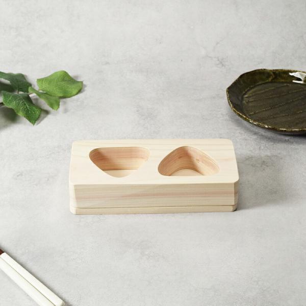 商品説明ふんわりとしたおにぎりが簡単にできる、檜のおにぎり型。枠に入れるだけで、食べやすい大きさのおにぎりが簡単で綺麗に作れます。商品詳細サイズ／17.8×8.5×高さ4cm(敷板含む)重さ／約165g素材／桧塗り／無塗装質感／セミマット生...