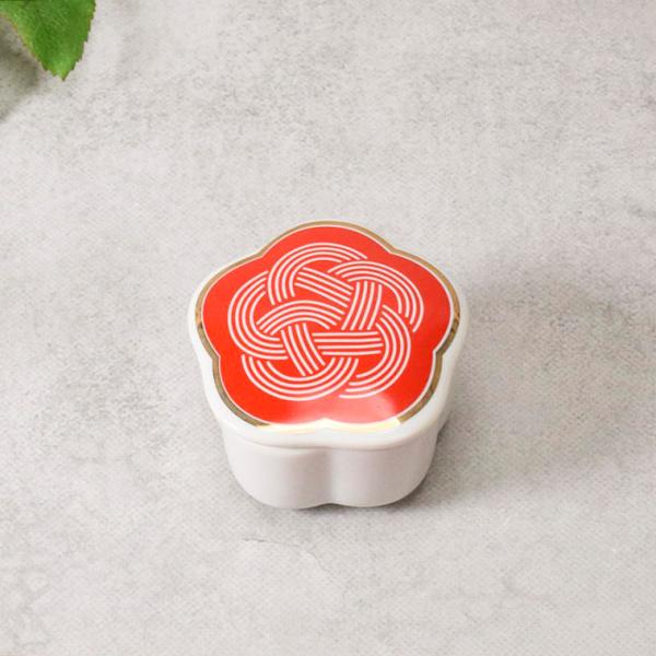 商品説明フォルムが目を引き、テーブルを彩る蓋付きの器です。6cmのコンパクトサイズで、薬味や珍味を上品に盛り付けるのに最適。商品詳細サイズ／5.9×6×高さ3.7cm重さ／約101g容量／約40cc(満水)素材／陶器質感／つややか生産地／中...