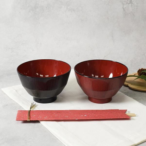 商品説明はつり模様が施されたこの汁椀は、和の趣を感じさせる上品なデザインが特徴。しっかりとした深さがあり、味噌汁やスープはもちろん、小丼としてもお使いいただけます。赤と黒の2色展開で、食卓に合わせて選べるのも魅力です。商品詳細サイズ／口径1...