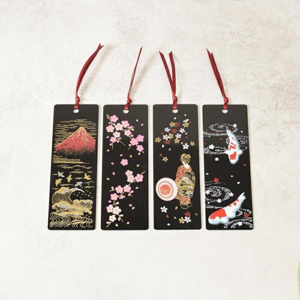 商品説明日本の伝統美を感じさせる絵柄が施されたしおりは、赤富士、舞子、錦鯉、さくらの4種類から選べます。12cmのコンパクトなサイズで、本のしおりとしてはもちろん、インテリアとしてもお楽しみいただけます。日本製ならではの繊細な蒔絵技術が、上...