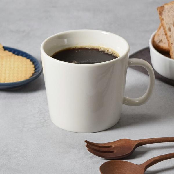 商品説明少しクリームがかったオフホワイトがあたたかみを感じさせるマグカップ。容量は320ccと大きめでたっぷり楽しめます。商品詳細サイズ／口径9.1×11.8（持ち手含む）×高さ8.2cm重さ／約267g容量／約320cc（満水）素材／磁器...
