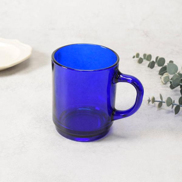 商品説明鮮やかなサファイアブルーのガラス製マグカップ。食後のリラックスタイムやティータイムに最適で、飲み物を注ぐたびに心地よいひとときを演出します。商品詳細サイズ／口径7.2×10.3（持ち手含む）×高さ8.9cm重さ／約225g容量／約2...