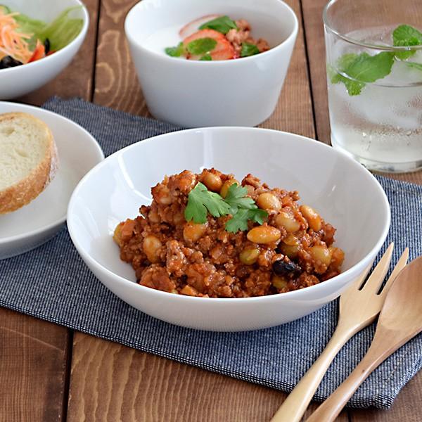 シンプルでスタイリッシュな白磁の食器、「クレール」シリーズ。基本の種類・サイズを揃えています。約16.8cmは、サラダボウル、煮物鉢、副菜鉢に便利な中鉢サイズ。サラダが1〜2人分ほど入るので、ディナーのおかずにオススメ。深さがあるので、煮汁...