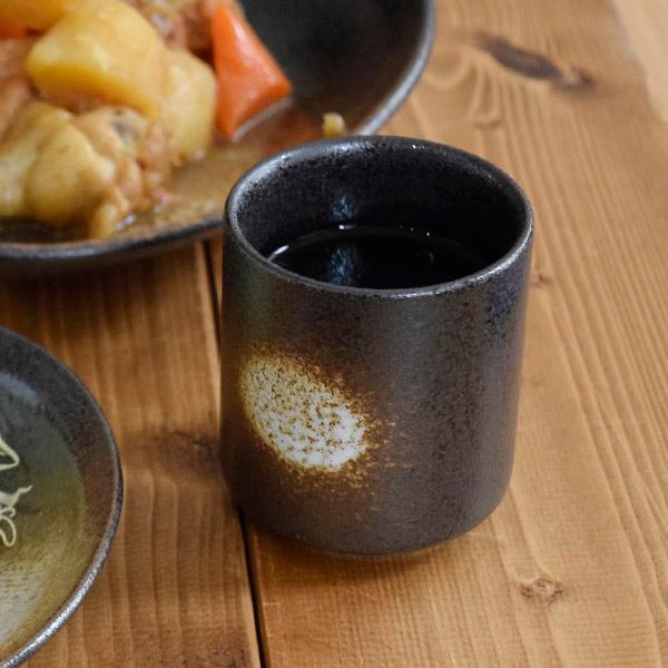 こちらは備前焼風の高級感ある和食器。  ダークな色は食材の色を引き立たせ、毎日のお料理をワンランクアップさせてくれます。  自然な釉薬が味わい深く、磁器製のため扱いやすいので業務用にもよく使われている器です。  こちらは湯呑み茶碗。筒型でキ...