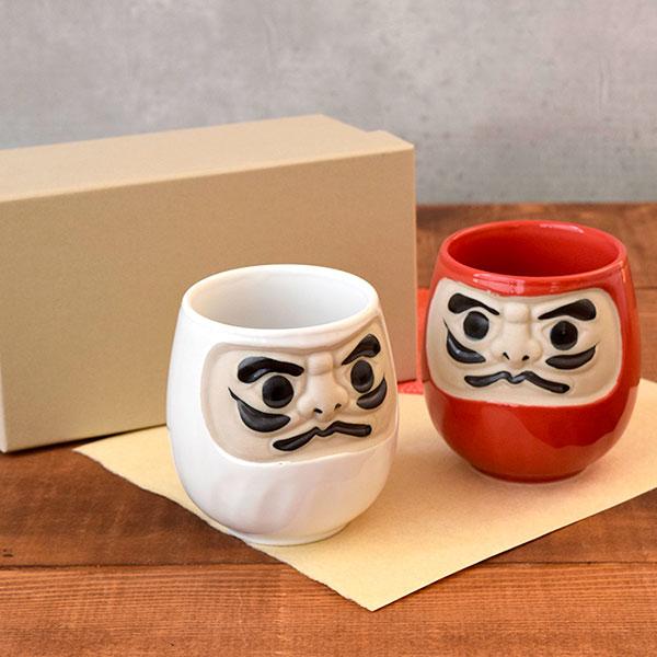 商品説明・だるま　湯のみ　赤　×1  ・だるま　湯のみ　白　×1合計2点セット商品詳細サイズ／口径6.9×高さ8.5cm   重さ／約229g（商品により誤差があります）  容量／約240cc（満水）  素材／陶器  質感／つややか（顔部分...