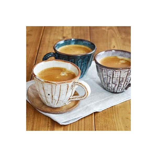 手作りの温かみが感じられるマグカップです。ゆったり碗や三角形のお皿と揃えてティータイムを過ごせば、ほっこり心が温まります。 手作りなので、釉薬のかかり具合や大きさが1つ1つ違い、使えば使うほど自分だけの器としてより愛着が持てる良さがあります...