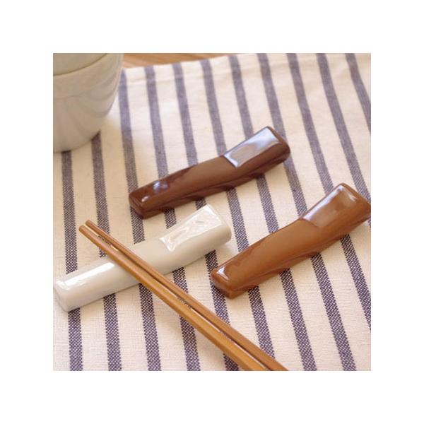 ナチュラルカラーのカトラリーレスト。 少しだけ折れた形状がカトラリーをのせやすく、約7.6cmと長めのサイズはお箸とスプーン、フォークとナイフなど2種類置けるので便利です。ナチュラルカラーで木製カトラリーを乗せてもおしゃれ。和風洋風問わず使...