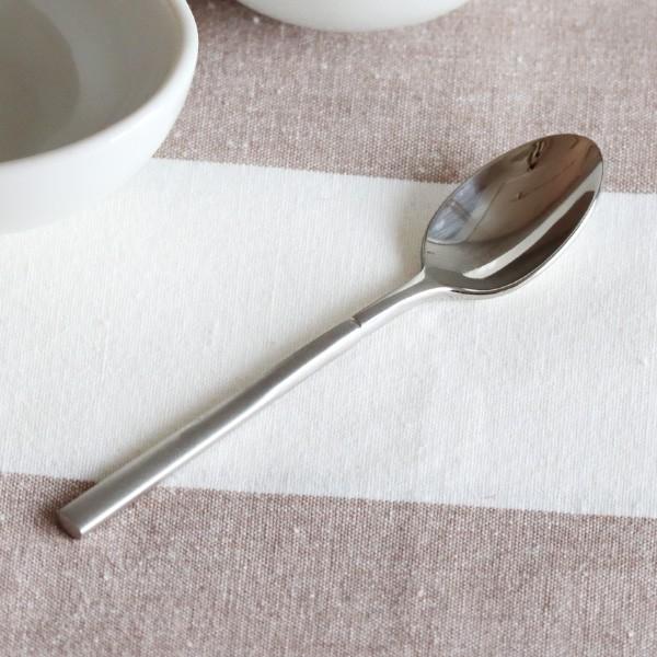 スタイリッシュなデザインのカトラリー「PRALINEシリーズ」。美しい光沢と高級感を感じさせるステンレス製です。表面はつややかですが、持ち手部分のみマットな仕様。テーブルをワンランクアップするのに欠かせない、ホテル定番のアイテムです。サイズ...