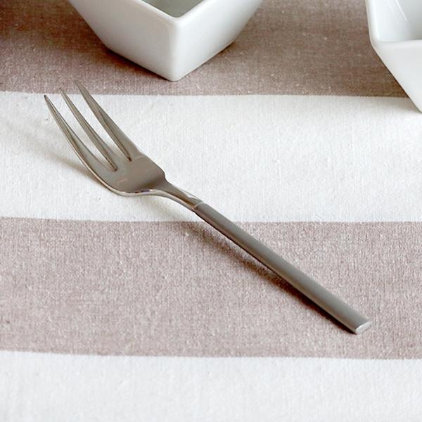 スタイリッシュなデザインのカトラリー「PRALINEシリーズ」。美しい光沢と高級感を感じさせるステンレス製です。表面はつややかですが、持ち手部分のみマットな仕様。テーブルをワンランクアップするのに欠かせない、ホテル定番のアイテムです。サイズ...