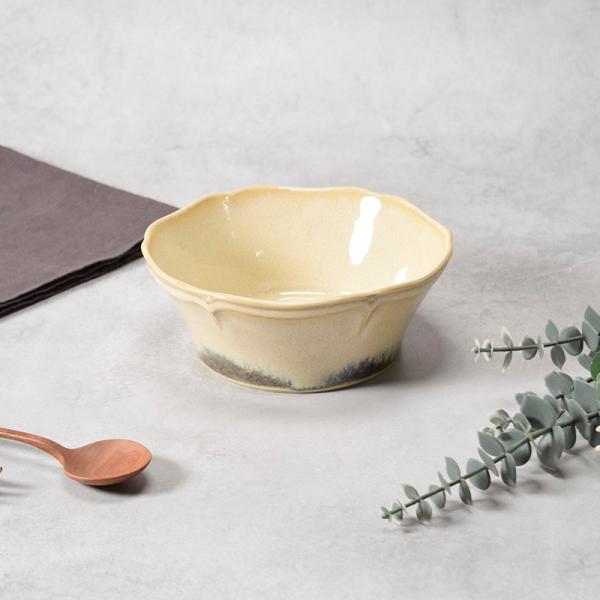 商品説明ほっこりとあたたかみを感じさせるボウル5点セットです。朝昼晩問わず使うことが多い中鉢。商品詳細素材／磁器質感／つややか生産地／日本(美濃焼)電子レンジ・食洗機可オーブン・直火不可※サイズは全て外寸になります。※サイズ・重さなどは商品...