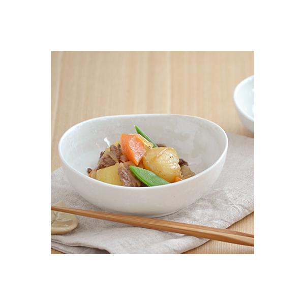 商品説明まん丸ではなく楕円のような歪んだ形と渦模様が味わい深い小鉢です。普段の食卓に添える和え物の小鉢や取り鉢として便利なサイズです。サラダボウルやヨーグルト、お鍋のとんすいとしてなど幅広く使えます。商品詳細サイズ／口径13.7×13.5×...