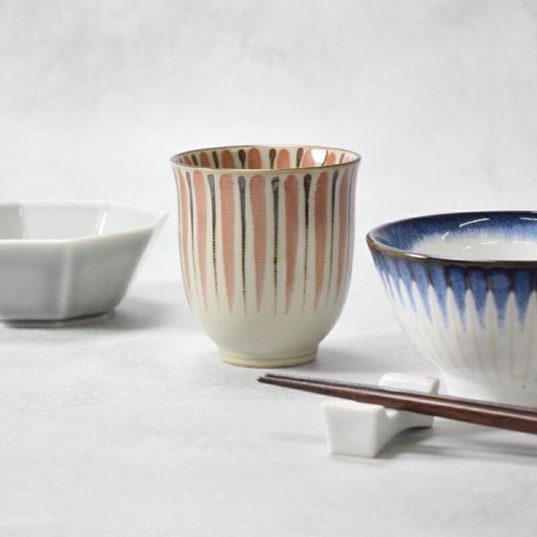 商品説明十草模様が、和の風情を感じさせる、おしゃれな湯のみです。手に馴染む形状で日常使いしやすいサイズ感も魅力。柄物の湯飲みは、和の食卓を華やかに引き立ててくれます。商品詳細サイズ／口径7.7×高さ8.5cm重さ／約165g容量／約220c...