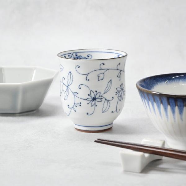 商品説明カラクサ模様の絵柄がほっこりと癒やしてくれる、おしゃれな湯のみ。商品詳細サイズ／口径7.5×高さ8.1cm重さ／約156g容量／約200cc（満水）素材／磁器質感／つややか生産地／日本(美濃焼)電子レンジ・食洗機可オーブン・直火不可...