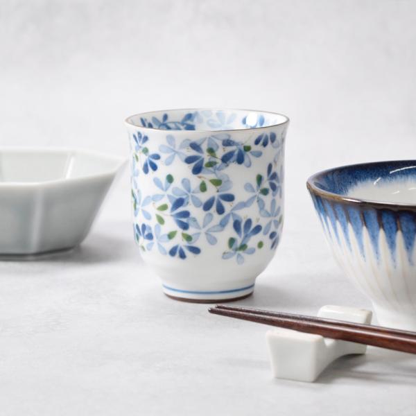商品説明素朴な小花柄が趣ある湯呑み。商品詳細サイズ／口径7.5×高さ8.1cm重さ／約156g容量／約200cc（満水）素材／磁器質感／つややか生産地／日本(美濃焼)電子レンジ・食洗機可オーブン・直火不可※サイズは全て外寸になります。※サイ...
