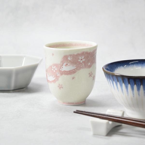 商品説明和風柄と可愛いウサギの湯飲みです。手に馴染む形状で日常使いしやすいサイズ感も魅力。食後からお茶の時間におすすめです。商品詳細サイズ／口径7.5×高さ8.2m重さ／約143g容量／約210cc（満水）素材／磁器質感／つややか生産地／日...