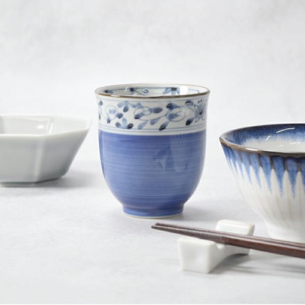 商品説明花唐草が美しく施されたブルーの湯呑み。伝統ある唐草模様が高級感を演出し、来客時にもお使いいただける上品な和食器です。お手頃価格で普段使いや業務用食器としてもオススメ。商品詳細サイズ／口径7.6×高さ8.4cm重さ／約157g容量／約...