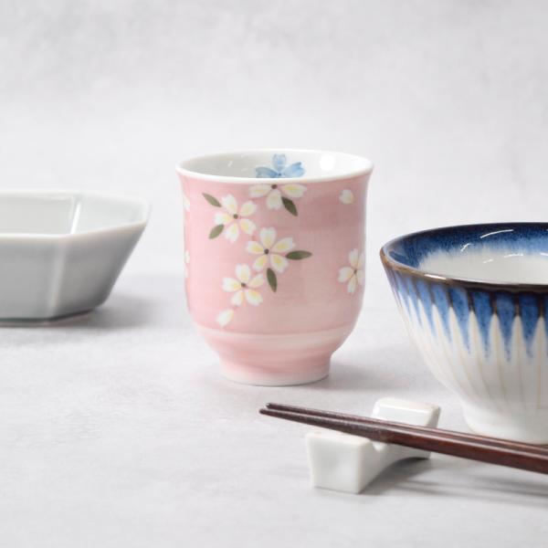 商品説明柔らかな桜の模様が趣ある湯呑み。商品詳細サイズ／口径7.5×高さ8.2cm重さ／約157g容量／約200cc（満水）素材／磁器質感／つややか生産地／日本(美濃焼)電子レンジ・食洗機可オーブン・直火不可※サイズは全て外寸になります。※...