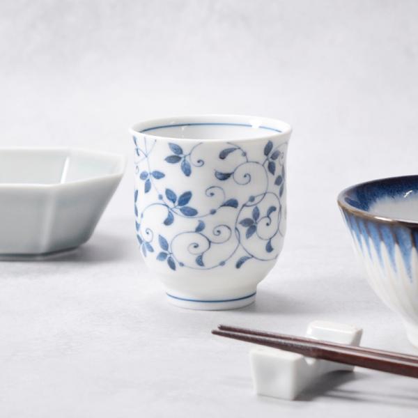商品説明清涼感のある唐草模様が趣ある湯呑み。商品詳細サイズ／口径7.3×高さ8.1cm重さ／約135g容量／約205cc（満水）素材／磁器質感／つややか生産地／日本(美濃焼)電子レンジ・食洗機可オーブン・直火不可※サイズは全て外寸になります...