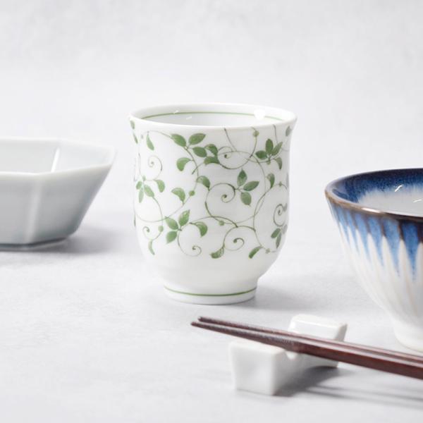 商品説明清涼感のある唐草模様が趣ある湯呑み。商品詳細サイズ／口径7.3×高さ8.1cm重さ／約135g容量／約205cc（満水）素材／磁器質感／つややか生産地／日本(美濃焼)電子レンジ・食洗機可オーブン・直火不可※サイズは全て外寸になります...