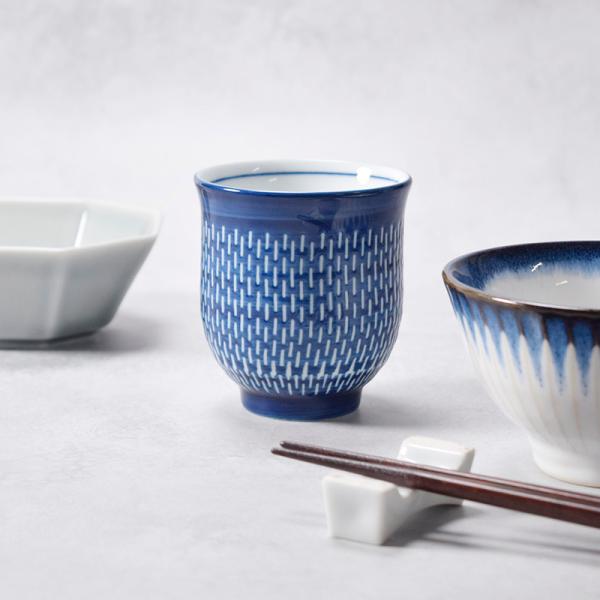 商品説明滑りにくく、清涼感のある模様が趣ある湯呑み。商品詳細サイズ／口径7.4×高さ8.1cm重さ／約157g容量／約200cc（満水）素材／磁器質感／つややか生産地／日本(美濃焼)電子レンジ・食洗機可オーブン・直火不可※サイズは全て外寸に...