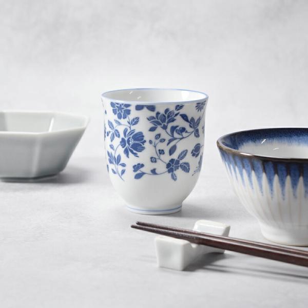 商品説明食卓を彩る、美しいブルーの花柄が施されたおしゃれな湯呑み。210ccのほどよい容量で使い勝手もよい茶器です。普段使いから来客時のお茶の時間やお食事の時にもお使いいただける上品な和食器。商品詳細サイズ／口径7.4×高さ8.2cm重さ／...