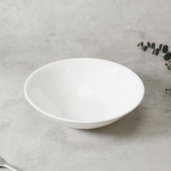 商品説明シンプルでスタイリッシュなボウル。デザートやサラダ、副菜や一人分のおかずの盛り付けなどに便利なサイズ。商品詳細サイズ／口径16.3×高さ4.6cm重さ／約240g容量／約490cc(満水)素材／強化ガラス質感／つややか生産地／フラン...