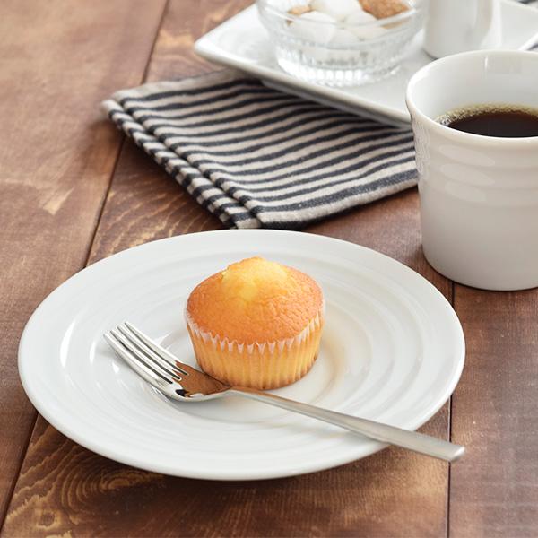 商品説明らせん状の模様がアクセントになっている中皿。白い食器はシンプルで使いやすく、どんなお料理にもマッチします。こちらのプレートはケーキ皿やデザート皿にぴったり。他にも取り皿など、多用途にお使いいただけます。ソーサーとして、コーヒーカップ...