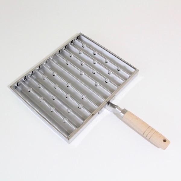 ◆サイズ本体：幅25×奥行20×高さ2.5cm、柄の長さ：16cm◆材質本体：アルスター、枠；焼網 ステンレススチール、ハンドル；天然木◆重量：520ｇ◆メーカー：カンダ（国産、新潟県燕市）■特徴表面はパリッと、中身はしっくりと火を通して、...