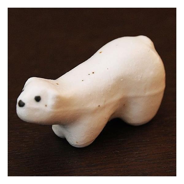 ぬくもり感のある白クマの箸置きです。白くシンプル形なので食卓を引き立てます。くま好きな方にもオススメ。商品コード：YK-ha0160-whitebearサイズ（約）：4.3×1.8×高さ2.0cm素材：陶磁器産地：日本製※顔の表情や柄、色の...