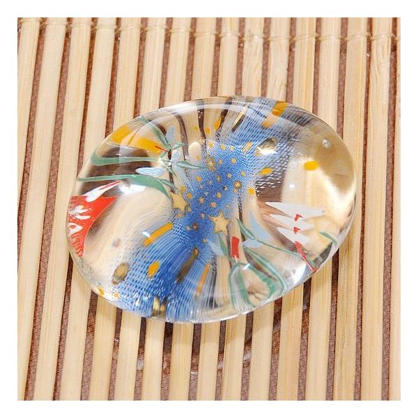 願いを込めた短冊がゆれる、七夕模様のガラスの箸置きです。涼しげで清涼感があります。つるっとした手触りで、絵柄は見る角度によって表情が変わります。商品コード：YK-hg0008-tanabataサイズ（約）：3.7×2.6×高さ1.5cm素材...