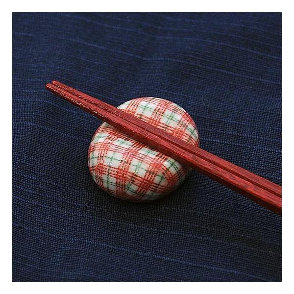 カジュアルなチェック柄の箸置きです。箸置きではあまり見ないかわいい柄です。青もあります。商品コード：YK-ho0032-checkrサイズ（約）：3.3×2.8×高さ1.3cm素材：陶磁器産地：日本製※柄の大きさや配置、色の濃淡が、商品によ...