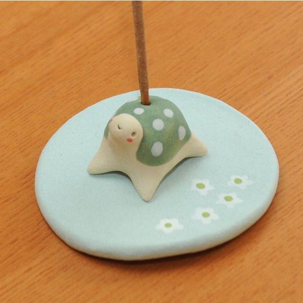 こちらをにっこり見上げる可愛い亀の香立てです。ピンクの頬がかわいい。インテリアとしてもおすすめです。お花柄の香皿がセットになっています。お皿はアロマオイルを垂らしてディフューザーとしてもお使いいただけます。商品コード：YK-if0001-k...