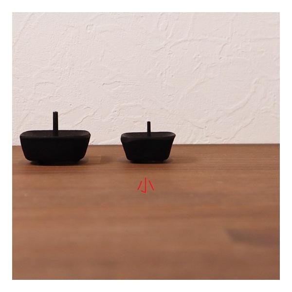 商品名：こま燭台　小　高澤ろうそく 能作　燭台　ろうそく　鉄器　キャンドルホルダー　南部鉄器　鉄器　おしゃれ　ろうそく立て 　ローソク立て 火立て キャンドルスタンド 仏壇 仏具岩清水久生氏がデザインした南部鉄製の燭台。大・中・小の3種類の...