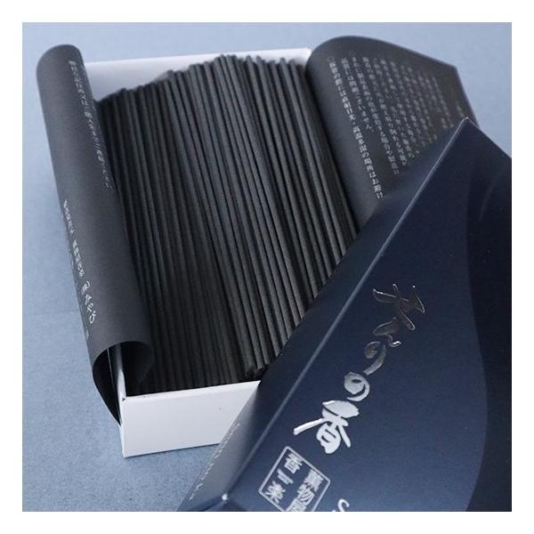 商品名：せんりの香 -kuramae tradition-　線香　薫物屋香楽　 お香　インセンス　おしゃれ　白檀　　お供え　ギフト　白檀白檀や龍脳・丁子・甘松など、仏前に相応しい伝統天然香料を各種配合しながらも、＜ふと懐かしい記憶がよみがえ...