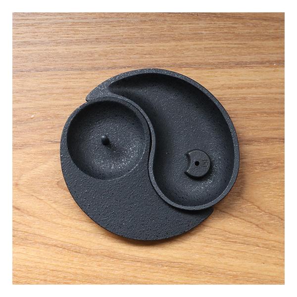 商品名：燭台 お香立て セット 巴 大サイズ　鋳心ノ工房 山形鋳物 鋳物 鉄 おしゃれ ギフト プレゼント増田尚紀デザインによる日本に伝わる鋳物の伝統美を、今日の生活様式に提案するCASTING STUDIO「鋳心ノ工房」による鉄鋳物の燭台...