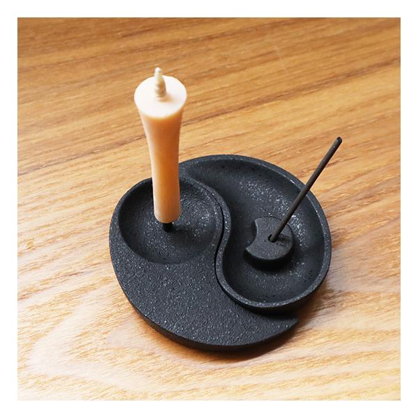 商品名：燭台 お香立て セット 巴 小サイズ　鋳心ノ工房 山形鋳物 鋳物 鉄 おしゃれ ギフト プレゼント増田尚紀デザインによる日本に伝わる鋳物の伝統美を、今日の生活様式に提案するCASTING STUDIO「鋳心ノ工房」による鉄鋳物の燭台...