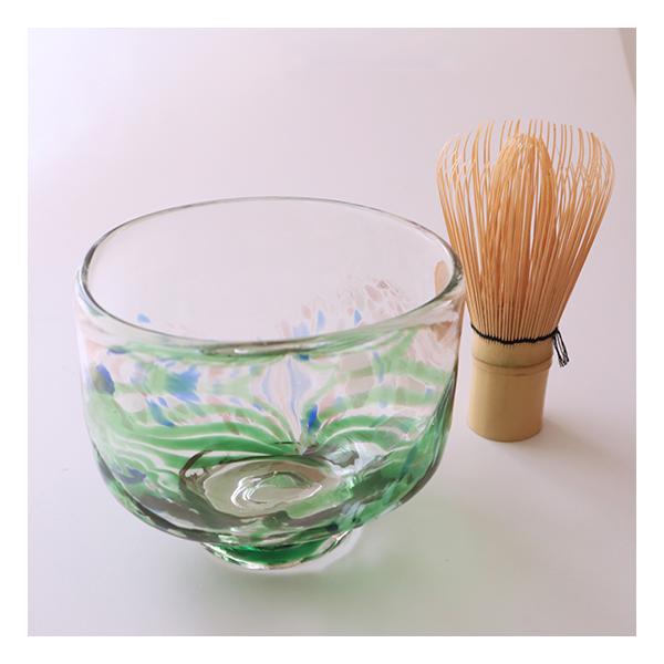 商品名：抹茶茶碗 彩色 グリーン 草野啓利 直径11.5×高さ9.5cm ガラス　作家もの　茶器　茶道　茶道具緑色の彩色が大胆に入ったガラスの抹茶茶碗。見る角度、光の入り方でさまざまな表情を見せてくれます。横浜に工房を構える、ガラス作家・草...