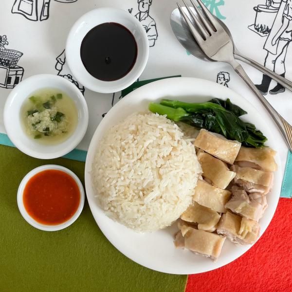 【発売日：2022年06月09日】●名称：文記海南鶏飯（海南チキンライス）●原材料名：鶏、ジャスミンライス、廣祥泰チキンライスミックス、廣祥泰鶏飯老抽、廣祥泰鶏飯辣椒醤、塩、チキンスープ、生姜、青ネギ、ニンニク、エシャロット、ラード、ピーナ...