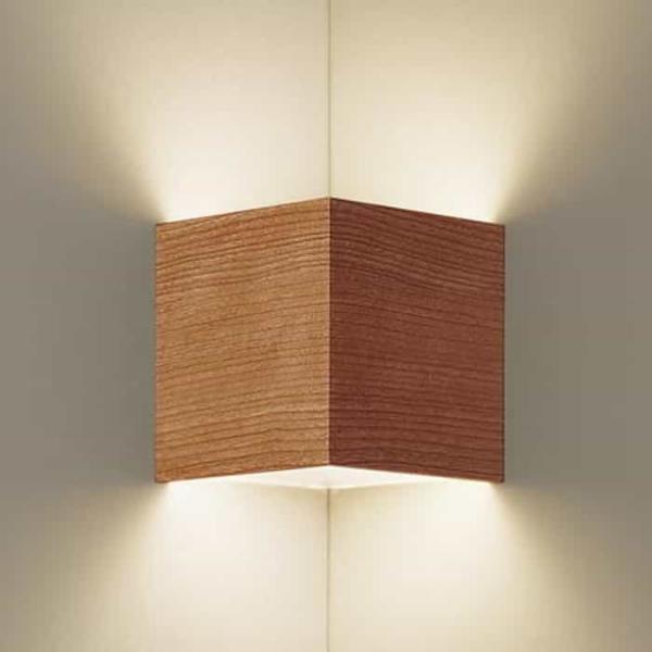 【仕様】●メーカー：パナソニック●型番：XSLG108LSCE1●ブラケットライト●入隅コーナー用●LEDフラットランプΦ70 クラス500 1灯(口金GX53-1)●白熱灯器具60W相当●電球色●2700K【構成品】本体：LSLG908L...