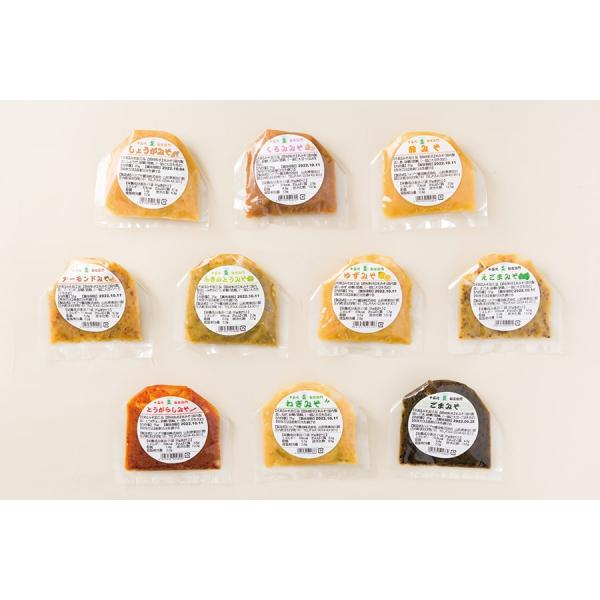 【ハナブサ醤油　おかずみその特徴】ハナブサ醤油のおかずみそは、味噌・砂糖・酒精にふきや柚子などの4種類の原料しか使っていないシンプルな原材料です。余計なものを加えず、安心安全にこだわっています。茹で野菜につけたり、ごはんのお供などがおすすめ...