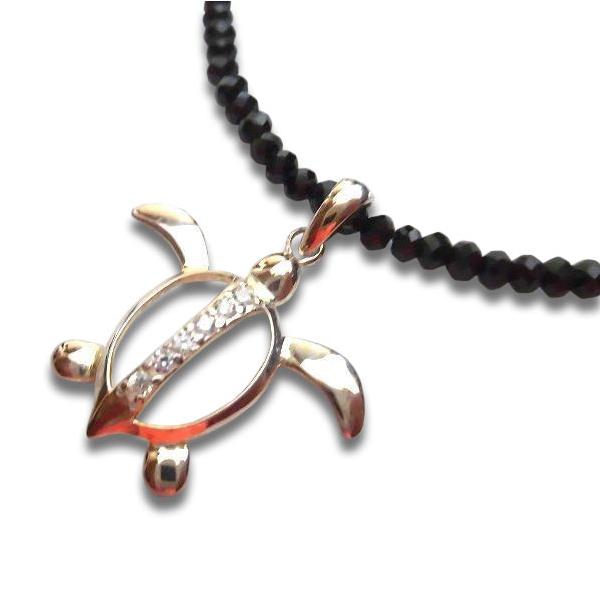 ブラックスピネルネックレス「ハワイアンジュエリー(ホヌ)(シルバー925)宝石質スピネル セティング」。良質なスピネルを厳選仕入れし、さらに悪い石は弾いて良い粒の揃ったスピネルだけを仕様して手作りしました。※丁寧にアーティストによる作品です...