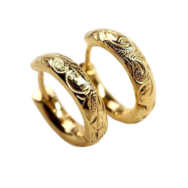 ハワイアンジュエリー フープ ピアス です。 小ぶりなしっかりとした存在感。シンプルなデザインに スクロール と プルメリア 模様の彫が刻まれた個性が光る ピアス です。中央部分から二つ折れ式の スナップピアス 。耳元でアクセントになり大人...