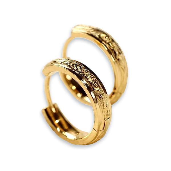 Double Layer (二層式テイスト)のしっかりとした ピアス です。フラット型 フーブ の上にダブルに彫り込まれた層が重ねられるような高級感のある逸品。永遠に途切れることの無い波が幸せを乗せて運ぶ スクロール の 彫り が施された個...