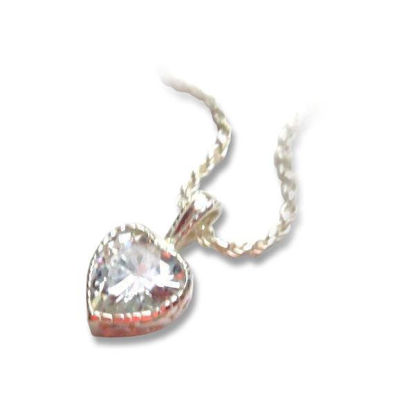 大粒な ハート キュービックジルコニア ペンダント 。 アラベスクフレーム で取り囲んだキュートな ネックレス です。チェーン にはキラキラ綺麗な ロープチェーン がセットされています。ジルコニア が大粒 ハート 型なので華やかに煌めき目を...