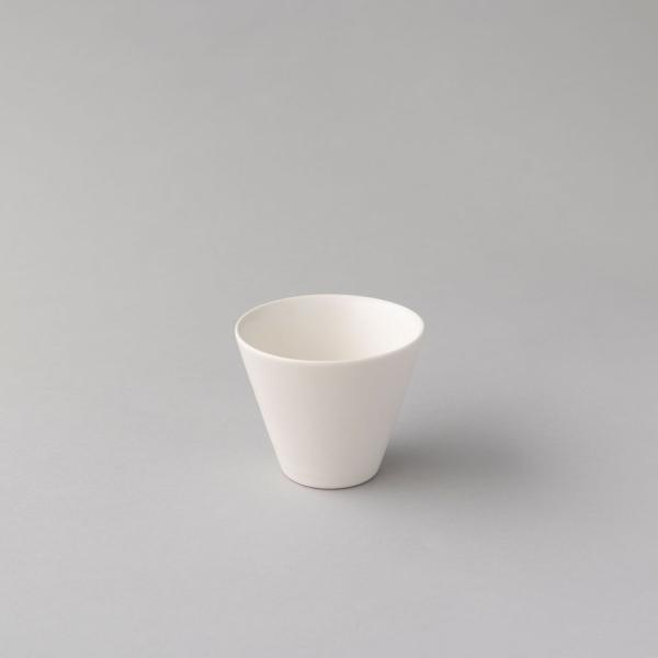 食事のお供や普段使いの湯呑みにぴったりな大きさの湯呑みです。表面にマットの釉薬を施した白マットは、艶のない表面がサラッとした質感が特徴です。形と色が削ぎ落され質素に仕上げ、様々な生活の場面に溶け込みます。内側も白くお茶の水色がはっきりと分か...